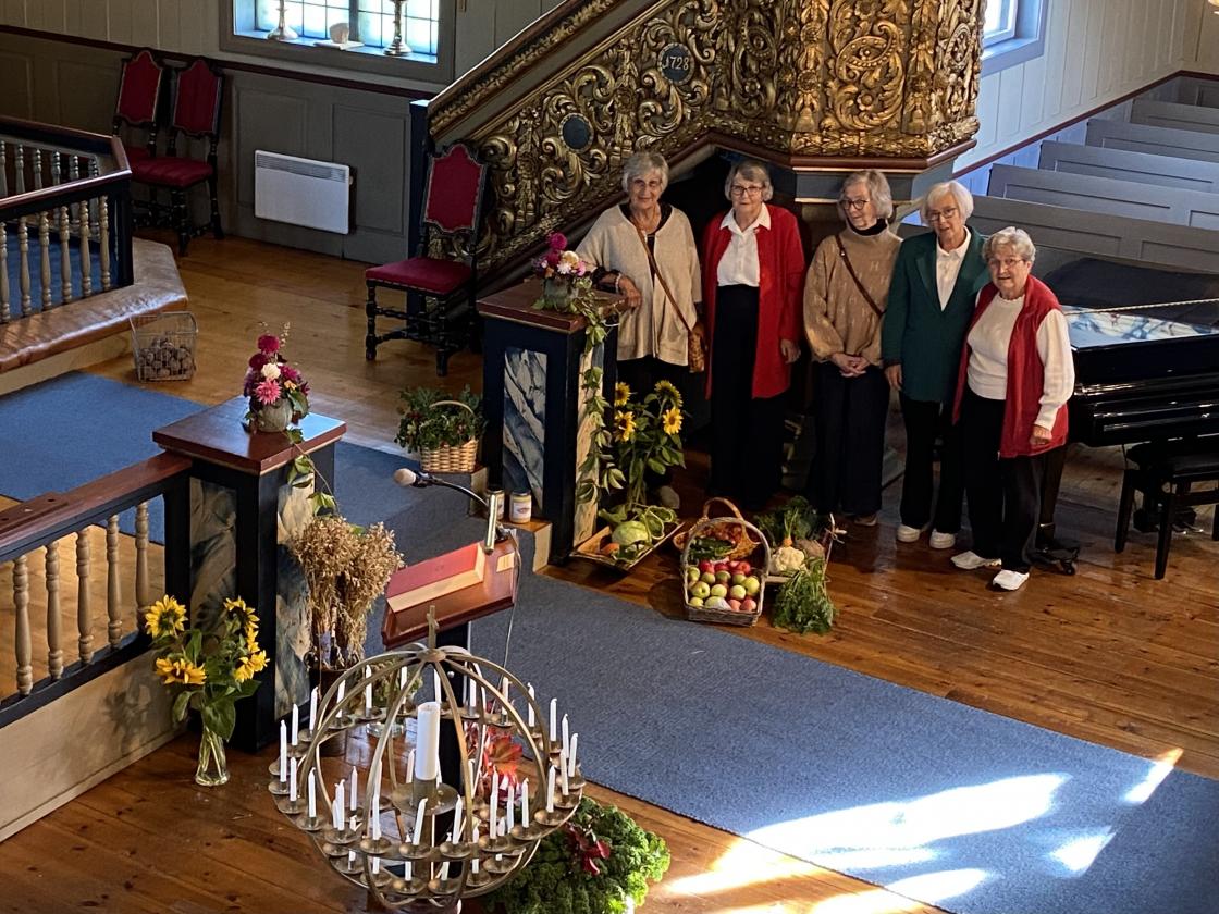 Pyntet til høsttakkefest i Nes kirke | Bygdekvinnelaget